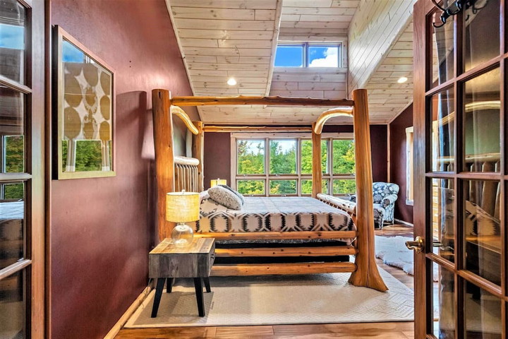Sleeps 21! Private Log Lodge On Large Wooded Lot 2 Min From Beaches/golf/wine! - Michigan