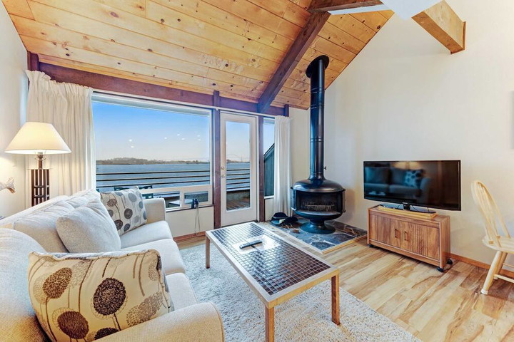 Waterfront Condo With Private Deck, Bay Views, Pool, Hot Tub, & Sauna - Newport, OR