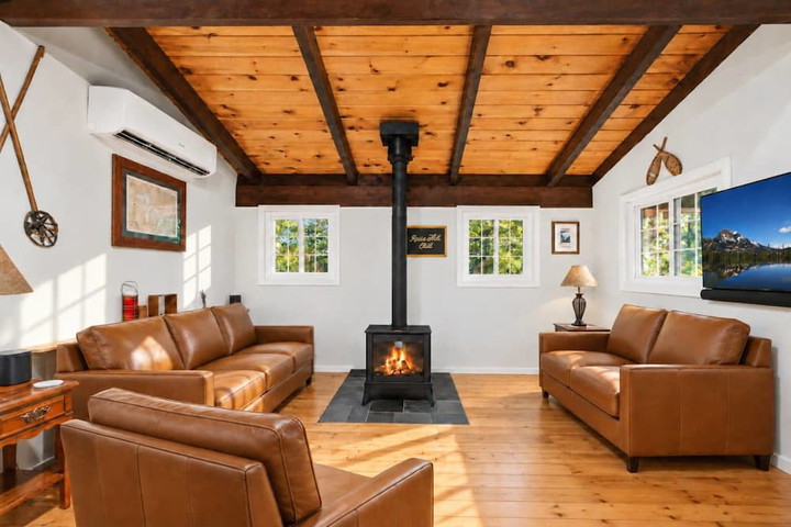 Chalet Getaway: Hot Tub, Sauna & Fire Pit - Michigan