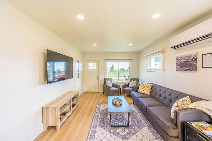 Home Plate Hideaway: Near Olympic National Park - Port Angeles, WA