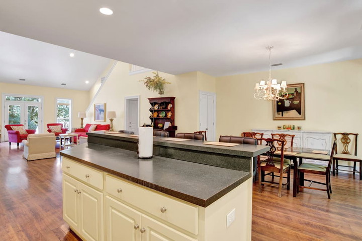 New Listing! Bayfront, Spacious 6-bedroom House In Delightful Fairhope - Fairhope, AL
