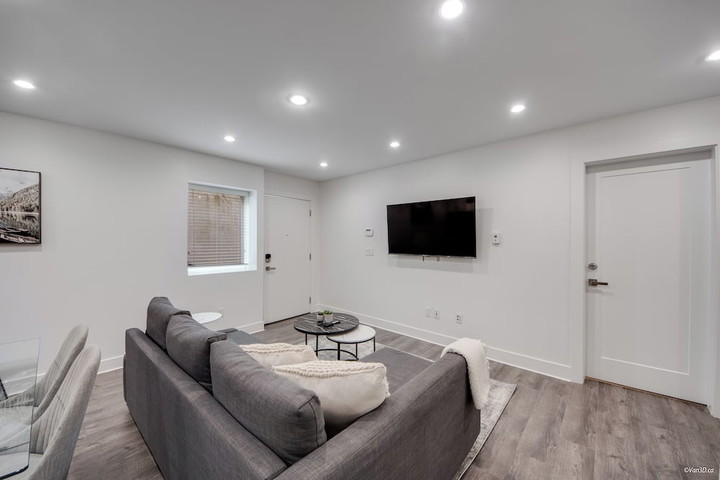 Modern 2 Bedroom + Sofa Bed Suite Near Capilano Bridge & Trails - North Vancouver