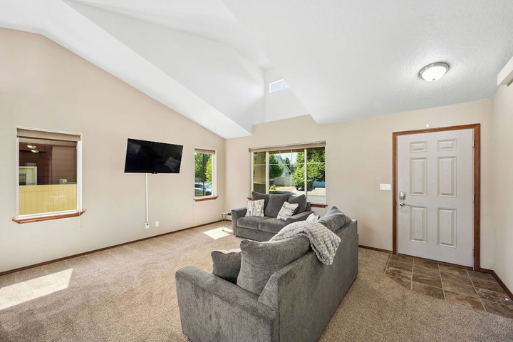 Cozy 3-bedroom Coeur D'alene Home W/ Hot Tub & Fire Pit - Coeur d'Alene, ID