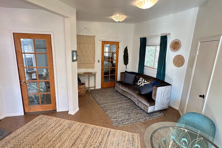 Panoramic Loft With Deck, Private Trails And Creek - Calabasas, CA