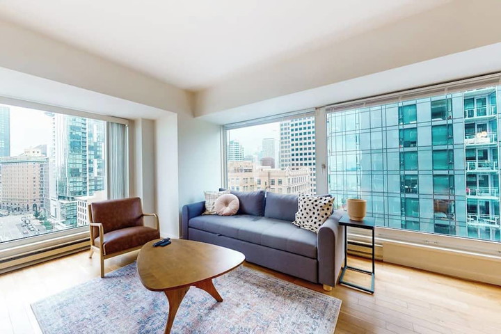 Downtown Condo With City Views, Pool - Seattle, WA