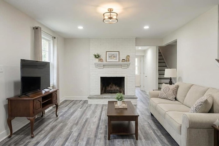 Cozy 4-bedroom Residence With 2 Private Parking Spots In Charming Hamilton - Leesburg, VA