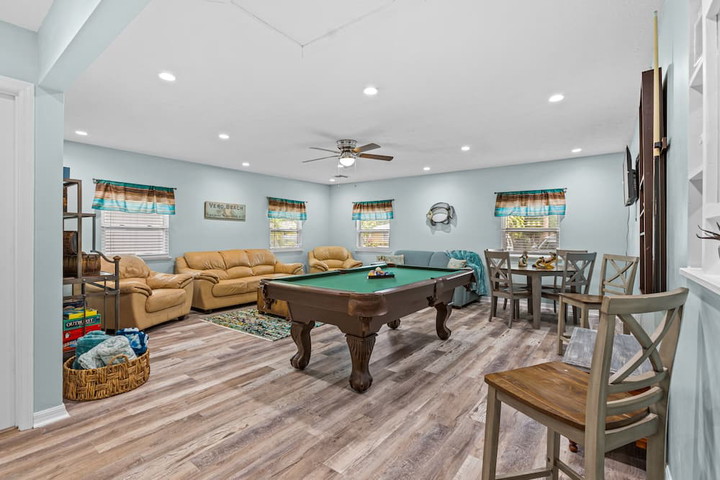 Tropical Tiki Hot Tub Pool Tiki Bar Game Room Pool Table 4 Miles To Beach - Vero Beach, FL