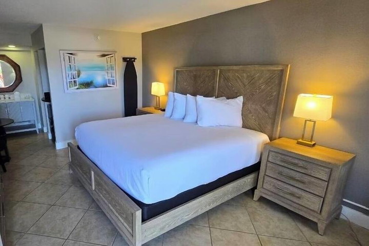 Sarasota Executive Waterfront Suite A  Hotel Rm # 103 On Sara Bay Marina - Sarasota, FL