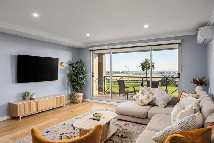 Beachfront 3br Retreat W Parking, Pool And Tennis - Melbourne