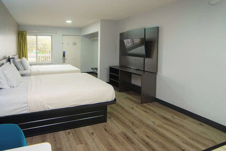 2 West Palm Units  W/ Kitchen | 3 Miles To Downtown West Palm | Free Parking - West Palm Beach, FL