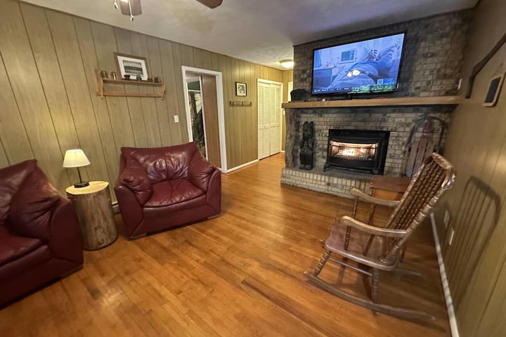 Bearidise Ridge Cottage: Your Cozy Mountain Escape With Hot Tub & Scenic Views - Asheville