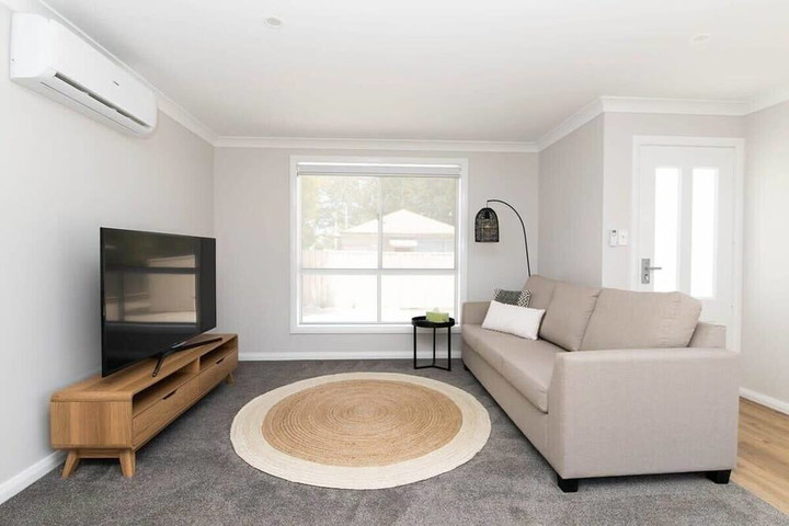Villa On Matthews - Modern & Cosy, Escape For 2 - Orange