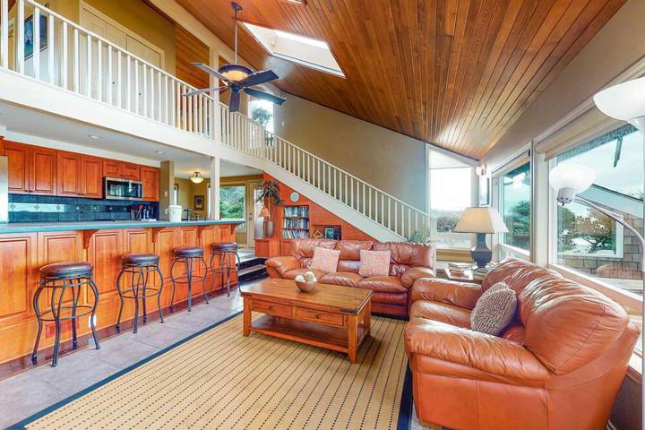 Oceanfront Home With Private Hot Tub, Ocean Views, Fireplace & Beach Access Path - Newport, OR