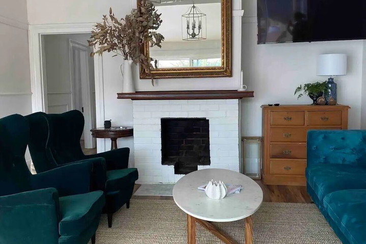 Hazel House Is Ideally Located In A Quiet Neighbourhood With Open Fire Place - Goulburn