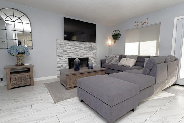 4-br Lancaster Oasis With Pool, Heated Jacuzzi, Ac & Balcony - Lancaster, CA