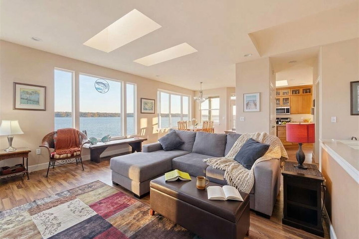 Puget Sound Waterfront · Rainier · Fireplace - Tacoma, WA