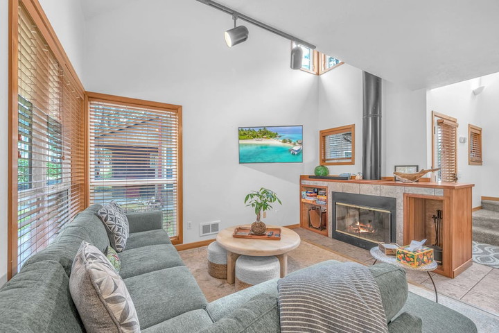 Chinook - Two Bedroom W/loft, Beach Access, Dog Ok,hot Tub, Bbq, Beach Cruisers, - Pacific City, OR