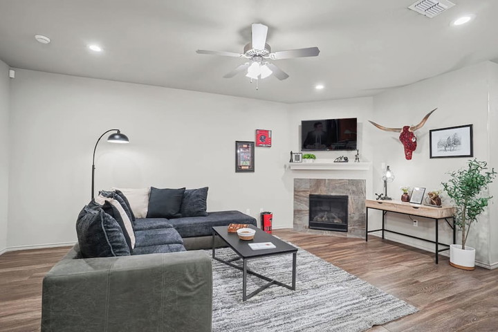 Double T Rally House - 3br/3ba - Walk To Tech - Lubbock, TX