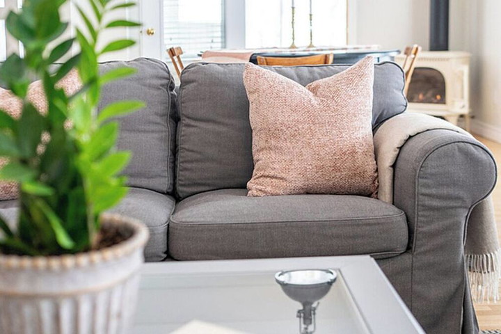 Stretch Out In Comfort Just Steps From Lake Ontario. - Prince Edward County