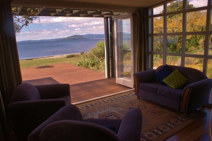 Lounge To Lake - Water's Edge, Lake Rotorua - Rotorua
