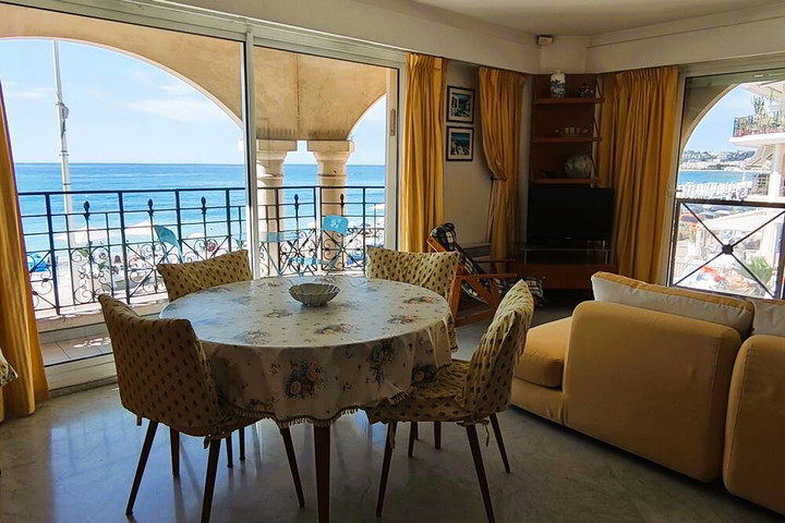 Charming Three-room Beachfront Apartment With Stunning Sea Views In The Heart Of Menton - マントン
