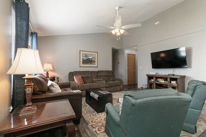 Prime Location Cottage- King Suite - Ozark, MO