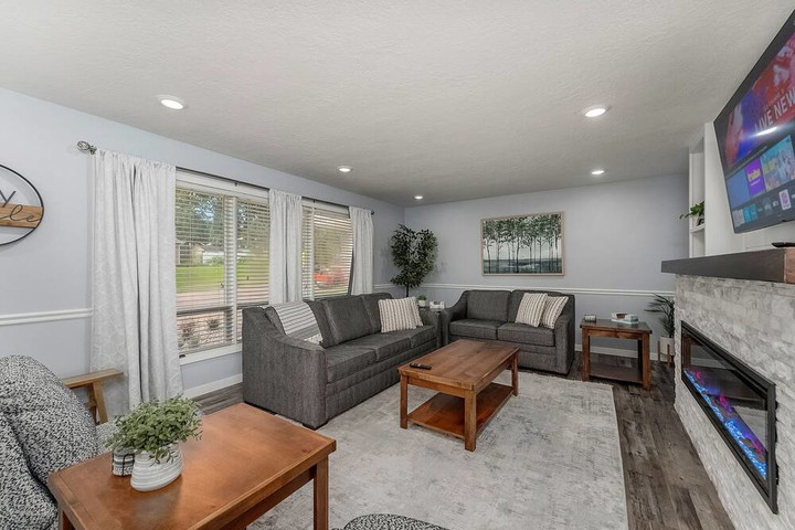 Spacious Retreat With A Hot Tub And Theater Room - Sioux Falls, SD