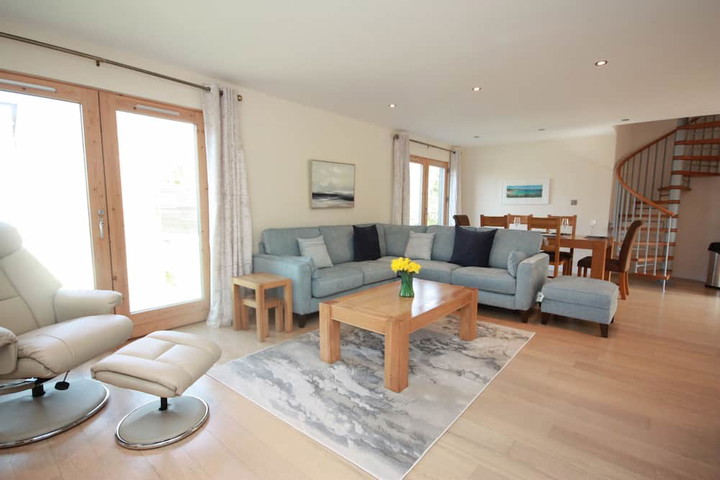 Fantastic Pet Friendly Property With Large Roof Area, Charcoal Bbq, Ideal For Sunbathing And Alfresc - Looe