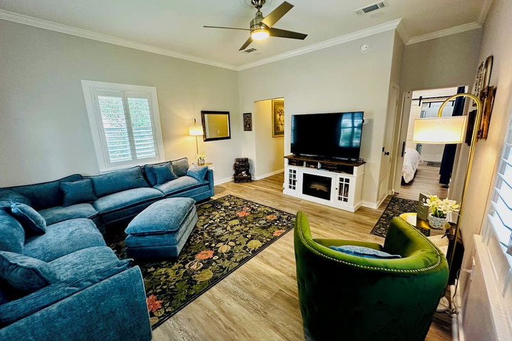 Quaint And Charming 2 Bed Cottage With A Putting Green & Outdoor Shower! - Pensacola, FL