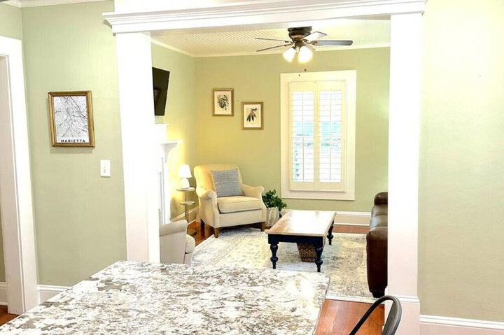 Walk To The Square - Mariettas Bluebird Bungalow - Kennesaw, GA