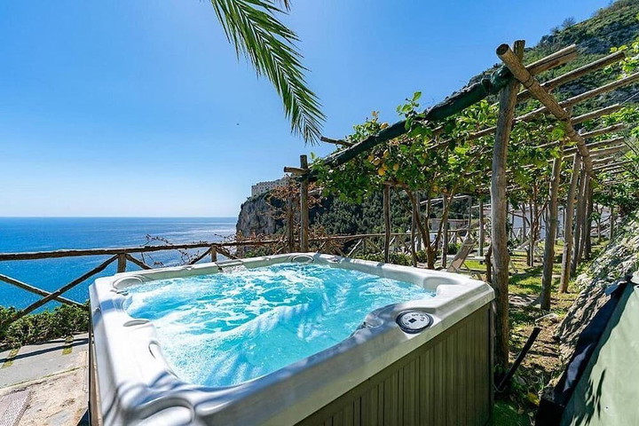 Villa Melos Grande: A Bright And Sunny Three-story Villa Which Faces The Sun And The Sea, With Free Wi-fi. - Amalfi
