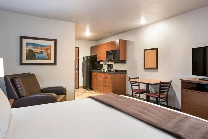 Comfortable Suites With Kitchenettes Near Hapo Center And Event Sites - Pasco, WA