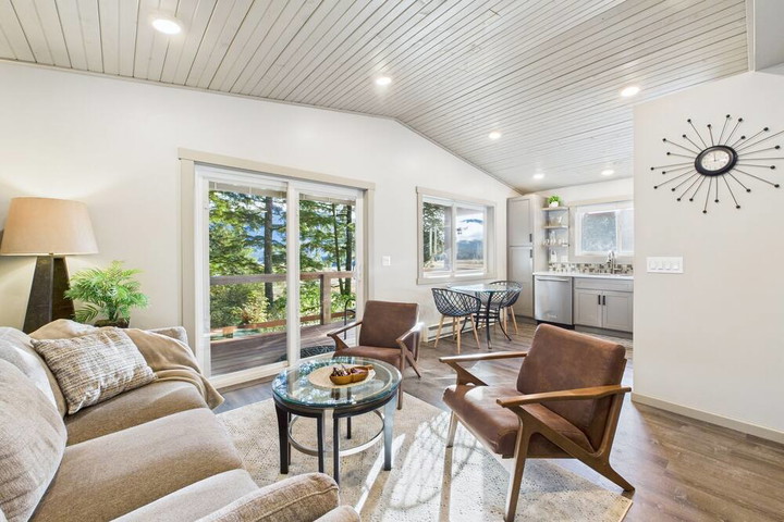 Sunny Point 2br With Deck & Mountain Views - Juneau, AK