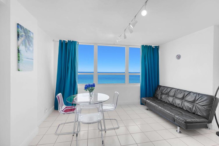 530 - Large Studio Ocean View - Miami Beach, FL