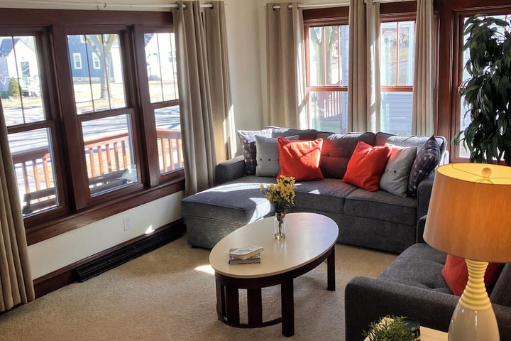 Lake Breeze On 11th - Sheboygan, WI