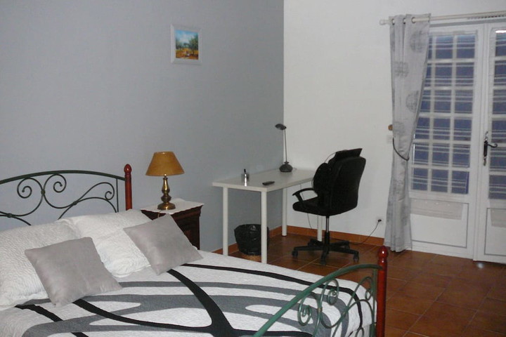2 Chambres D'hôtes In Bastide In Large Wooded Park With Swimming Pool Sleeps 6 - Aubagne