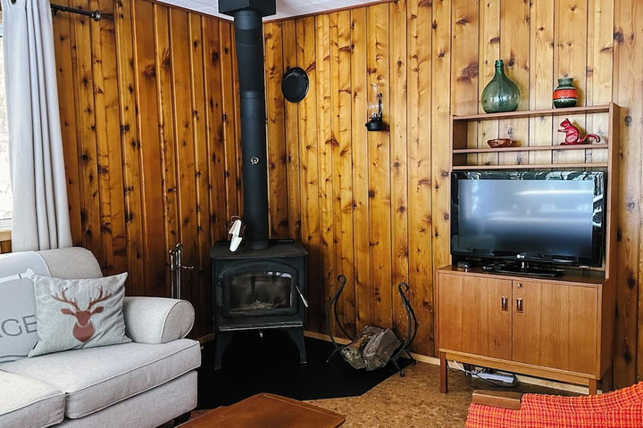 Charming Lakefront Cottage With Private Dock, Stunning Sunsets & Cozy Wood Stove - Ontario 60