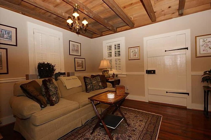 Restored Servants' Quarters For 1812 House In Heart Of Historic District - 