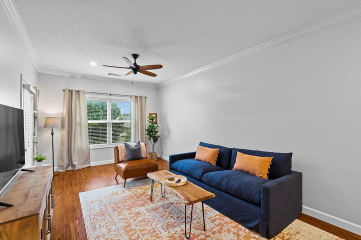 Beautiful Apartment Steps From Downtown Auburn - Pool! - Auburn, AL