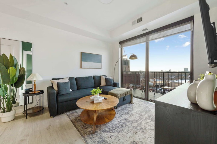 Uptown Penthouse-floor Apt | Queen Bed | Rooftop - Minneapolis, MN