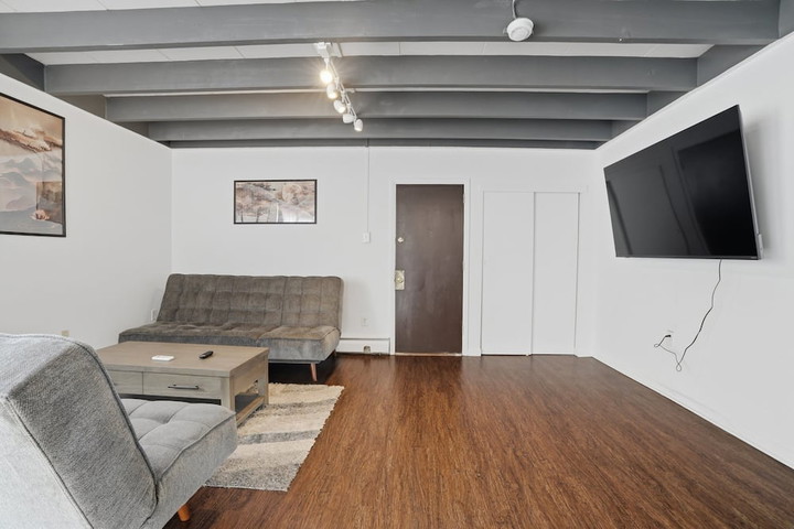 New! Quiet Flat Near Philly - Full Chef's Kitchen - Chester, PA