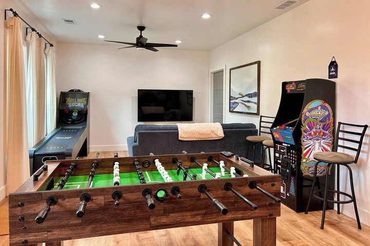 Pickle/basketball, Gym, Rockwall, Arcade, Hot Tub! - Dahlonega, GA