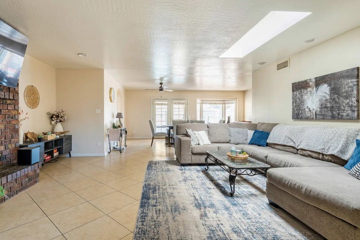 Spacious Home! Heated Pool, Sundeck, And Sports Court - Phoenix