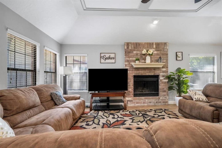 Family Retreat - Jetted Bathtub - Next To Park With Pool, Tennis, & Playground! - Leander, TX