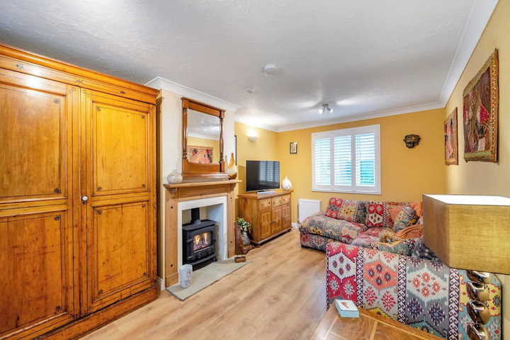 The Roddy House Is A Charming Three-bedroom Thatched Cottage In West Bay. - Bridport