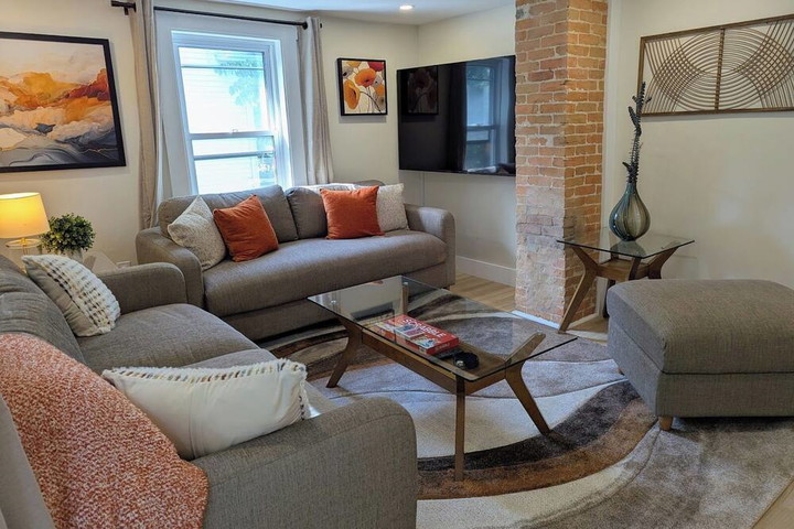 Modern Comfort. Enjoy This Centrally Located And Stylish Apartment! - Marlborough