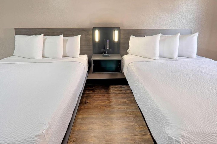 Cozy 2 Queen Beds Micfridge Smoking - Lancaster, CA