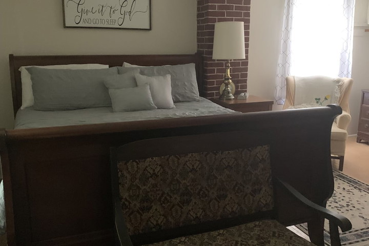 Charming 1920s 4-bedroom Farmhouse In Lovely Bedford - Bedford, VA