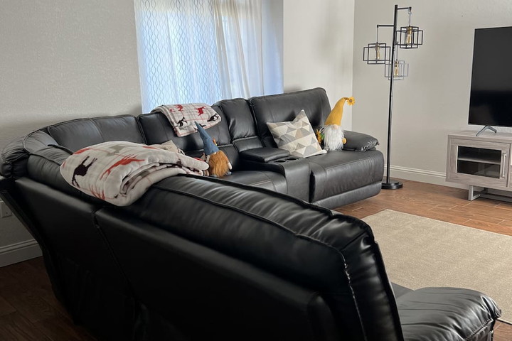 Cheerful House 3 Bed 4 Bath Pool House - Pittsburg, CA