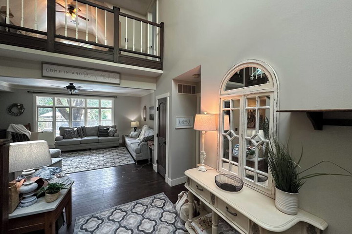 5 Bedroom House, Large Areas. Pool Closes Oct 30 Hot Tub, Game Room - Wichita, KS
